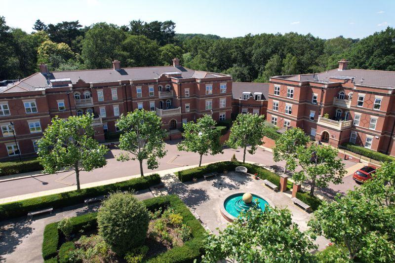 Franklin Court, Wormley, Nr Godalming 2 bed apartment - £325,000
