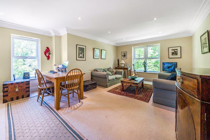Franklin Court, Wormley, Nr Godalming 2 bed apartment - £325,000