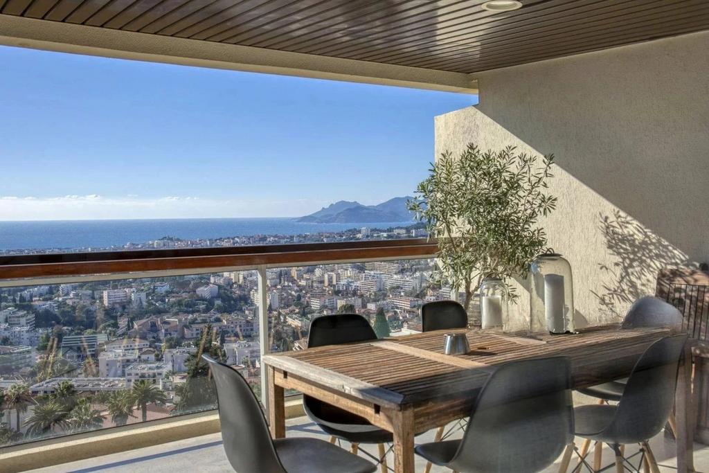 Le Cannet, 06110, France 2 bed flat - £897,897* (€1,050,000)