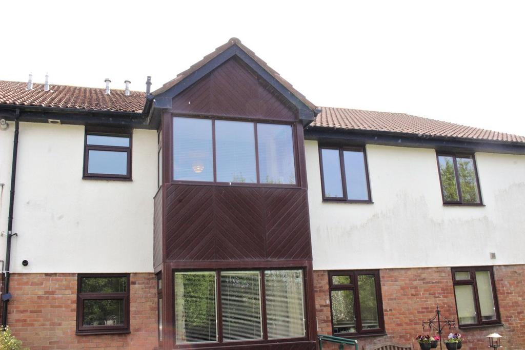 Byron Court, Llantwit Major, CF61 1 bed flat - £115,000