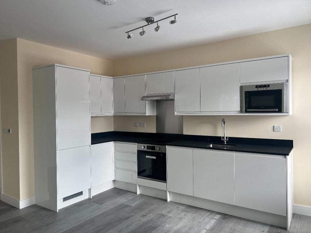 Southwark Park Road, London SE16 3 bed apartment - £3,000 pcm (£692 pw)