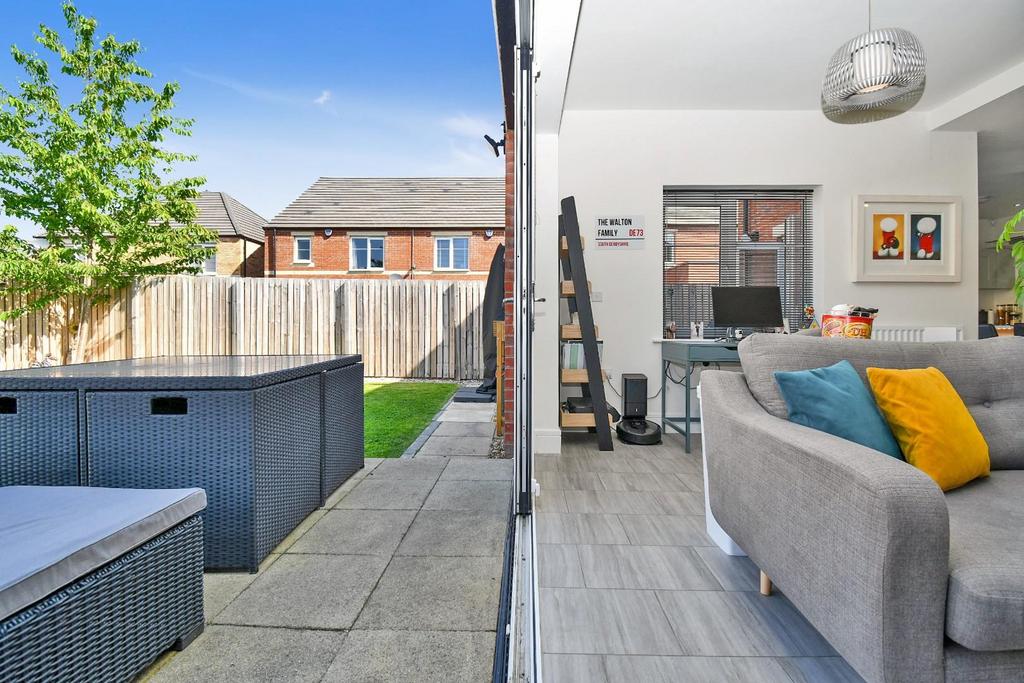 West Wood View, Apperley Bridge... 5 bed detached house - £549,950
