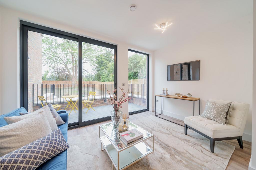 Rosemont Road, W3, Acton 2 bed flat - £2,795 pcm (£645 pw)
