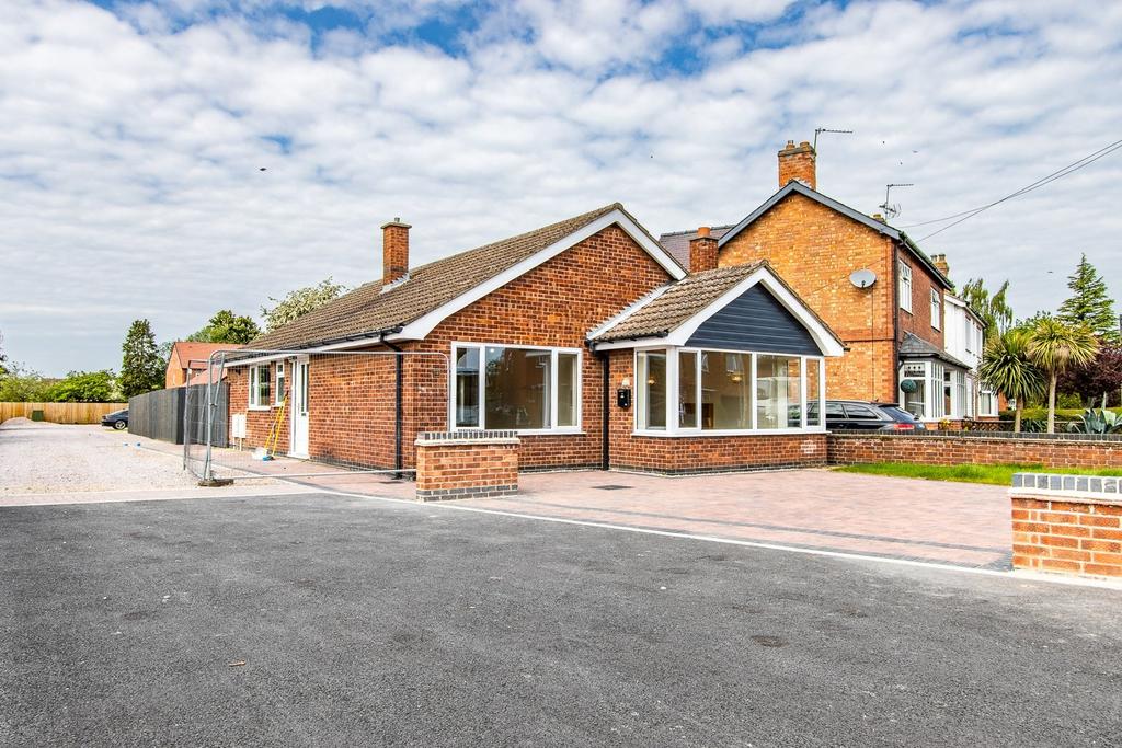 London Road, Balderton 2 bed detached bungalow to rent - £995 pcm (£230 pw)