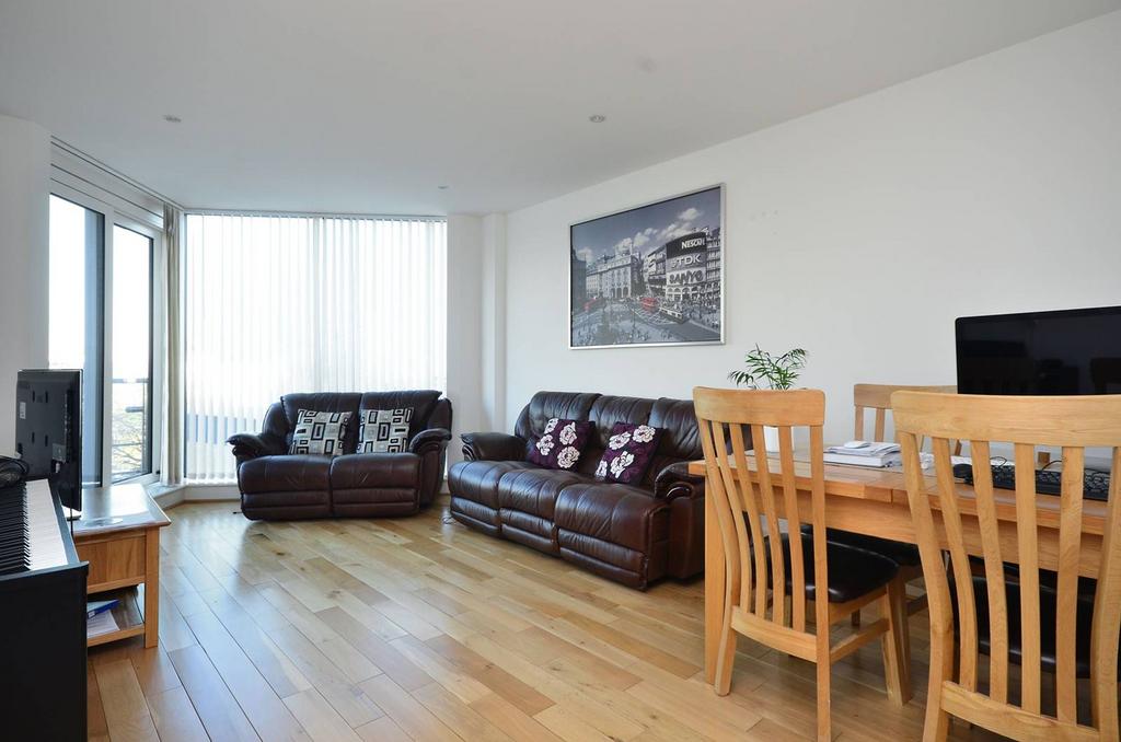 Ensign House, Battersea Reach... 2 bed flat - £600,000