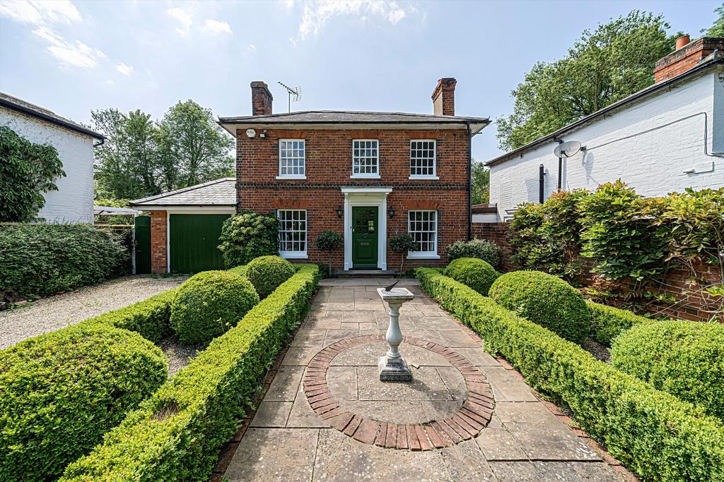 Shurlock Row, Shurlock Row... 3 bed detached house - £950,000