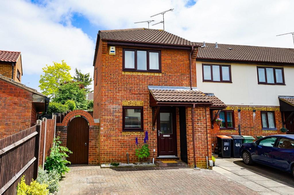 Millstream Way, Leighton Buzzard 2 bed end of terrace house - £300,000