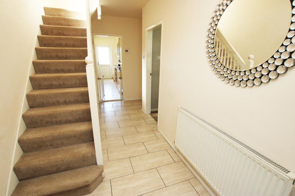 Edward Close, Kettering NN15 3 bed semi-detached house for sale - £240,000