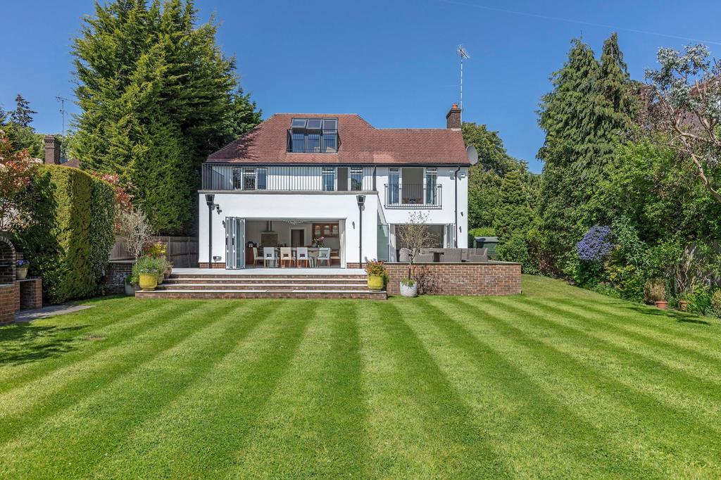 Leatherhead Road, Oxshott, KT22 5 bed detached house - £2,225,000
