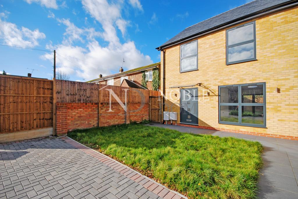 MAIDENHEAD, SL6 3 bed semi-detached house - £1,900 pcm (£438 pw)