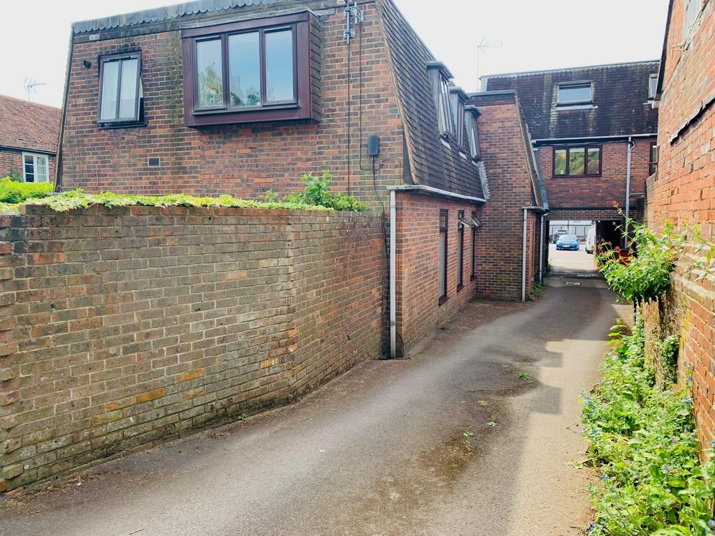 The Square, Wickham 2 bed ground floor flat - £875 pcm (£202 pw)