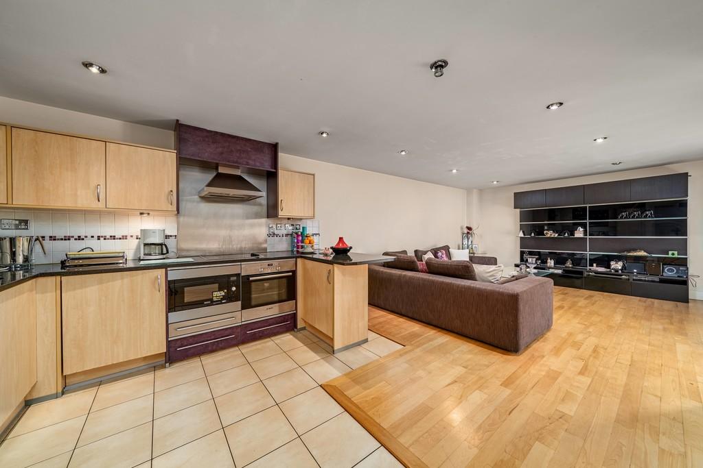 Bluewater House, Riverside West 2 bed flat to rent - £2,750 pcm (£635 pw)