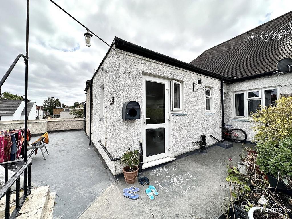 Central Road, Worcester Park, KT4 2 bed flat - £1,350 pcm (£312 pw)
