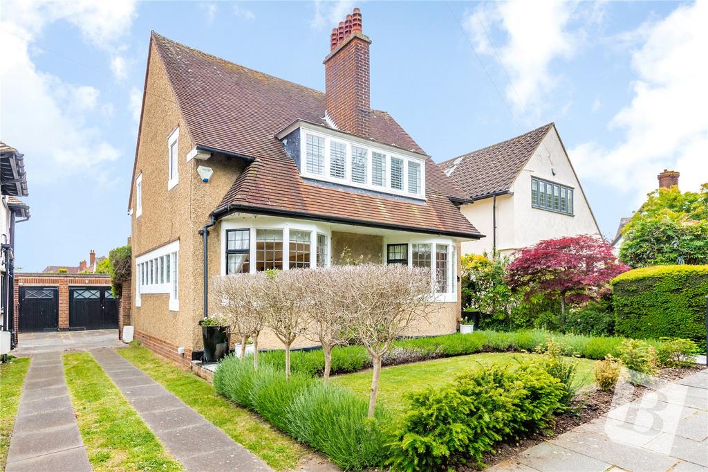 Heath Drive Gidea Park Rm2 4 Bed Detached House For Sale £925 000