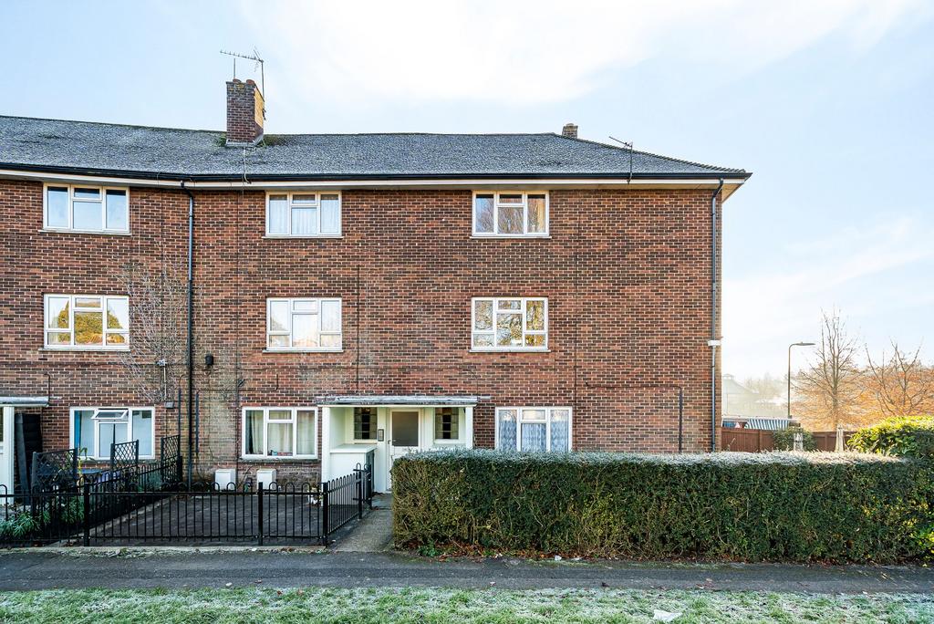 Trussell Crescent, Winchester, SO22 2 bed flat - £240,000