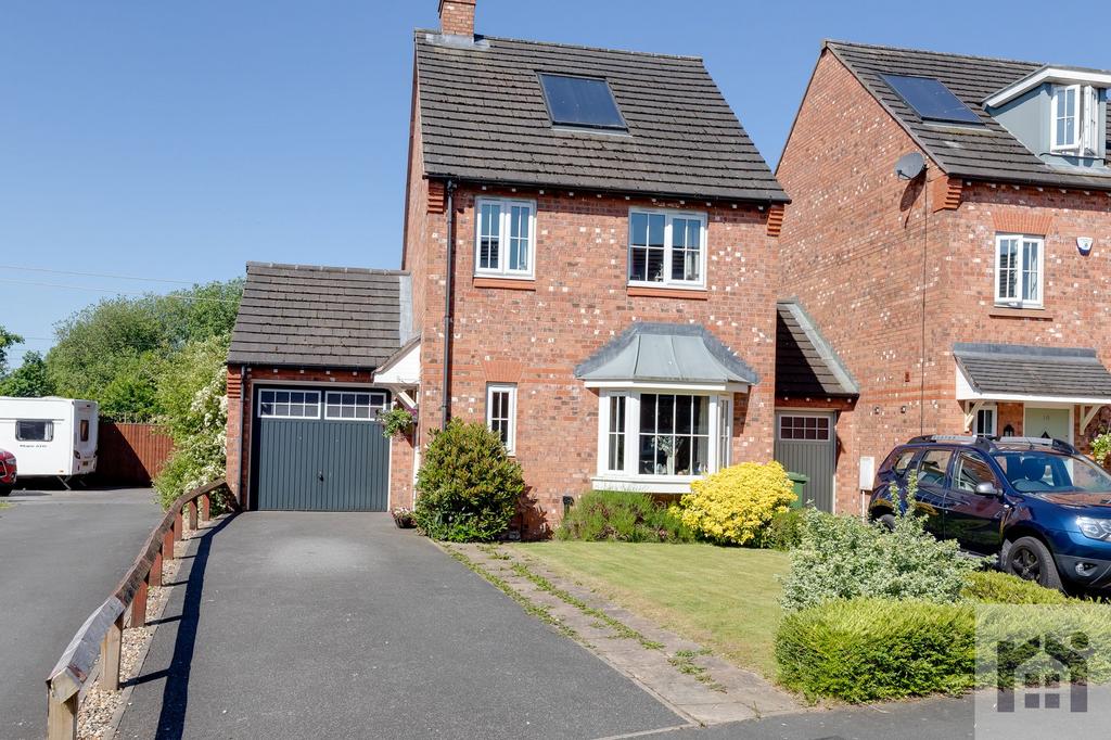 Meadow Close, Coppull, PR7 4LQ 3 bed link detached house - £240,000