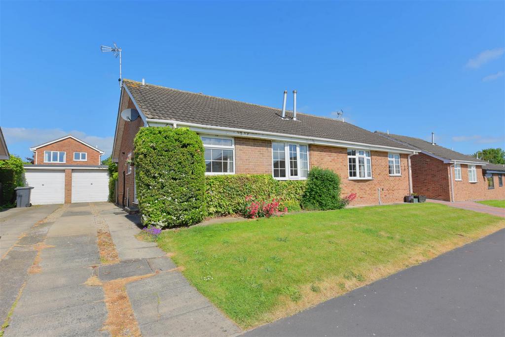 Barons Crescent, Copmanthorpe, York 2 bed semi-detached bungalow - £265,000