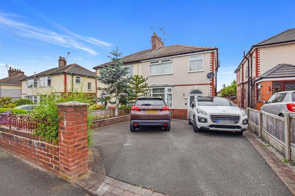 Kent Grove, Runcorn, Cheshire, WA7 5EG 3 bed semi-detached house - £225,000