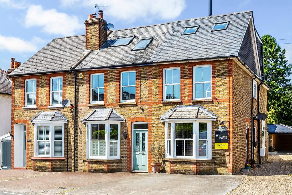 Steels Lane, Oxshott, Surrey, KT22 3 bed end of terrace house - £695,000