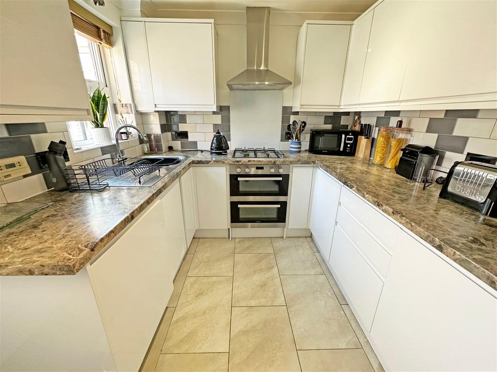 Griffin Lane, Dickens Heath, Shirley, Solihull, B90 1TS 3 bed end of ...