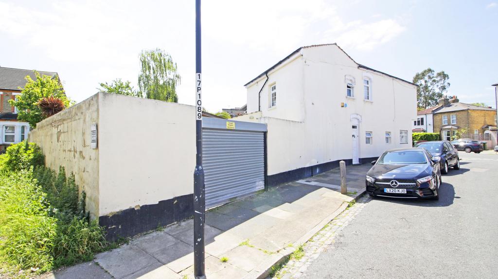 Chestnut Rise, Plumstead. SE18 4 bed end of terrace house for sale - £ ...