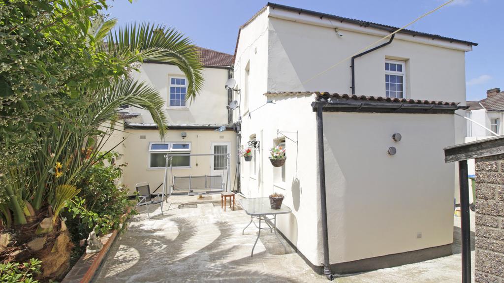 Chestnut Rise, Plumstead. SE18 4 bed end of terrace house - £600,000