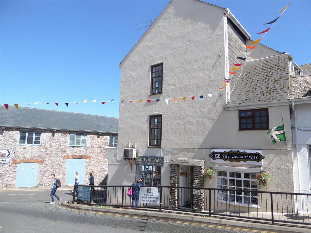 The Strand 3 bed flat - £800 pcm (£185 pw)