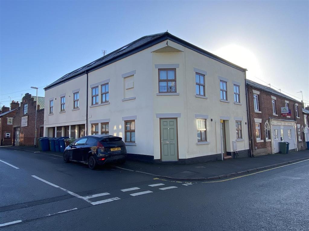 Oulton Road, Stone 2 bed townhouse - £795 pcm (£183 pw)