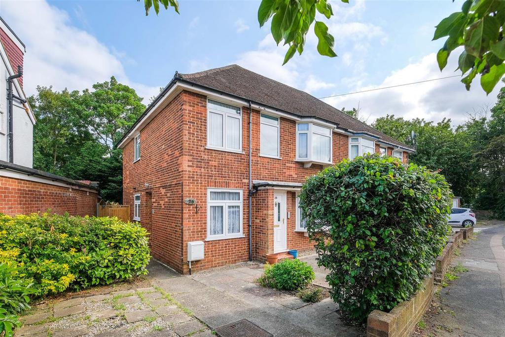 Colvin Gardens, Chingford, E4 2 bed flat - £1,675 pcm (£387 pw)