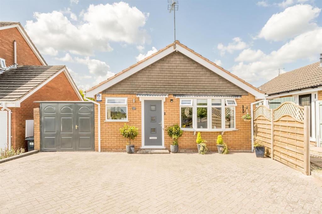 Brenwood Close, Kingswinford, DY6 9BQ 2 bed detached bungalow - £350,000