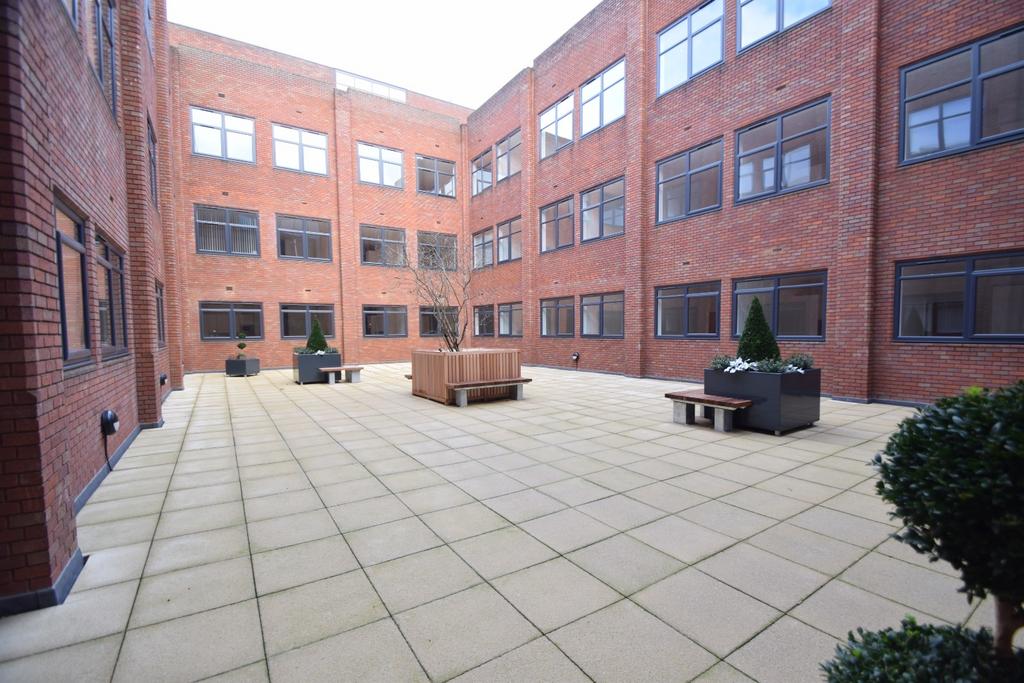 Flowers Way, Luton, Bedfordshire, LU1 Studio - £850 pcm (£196 pw)