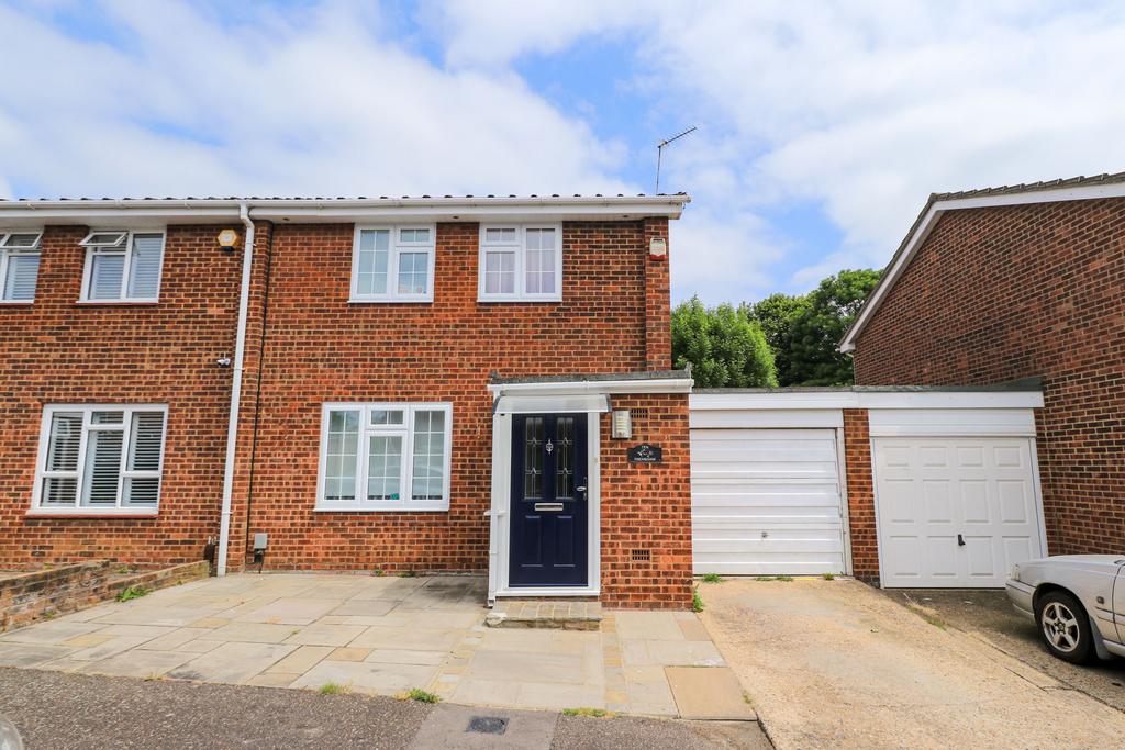 Frensham, EN7 3 bed end of terrace house - £450,000