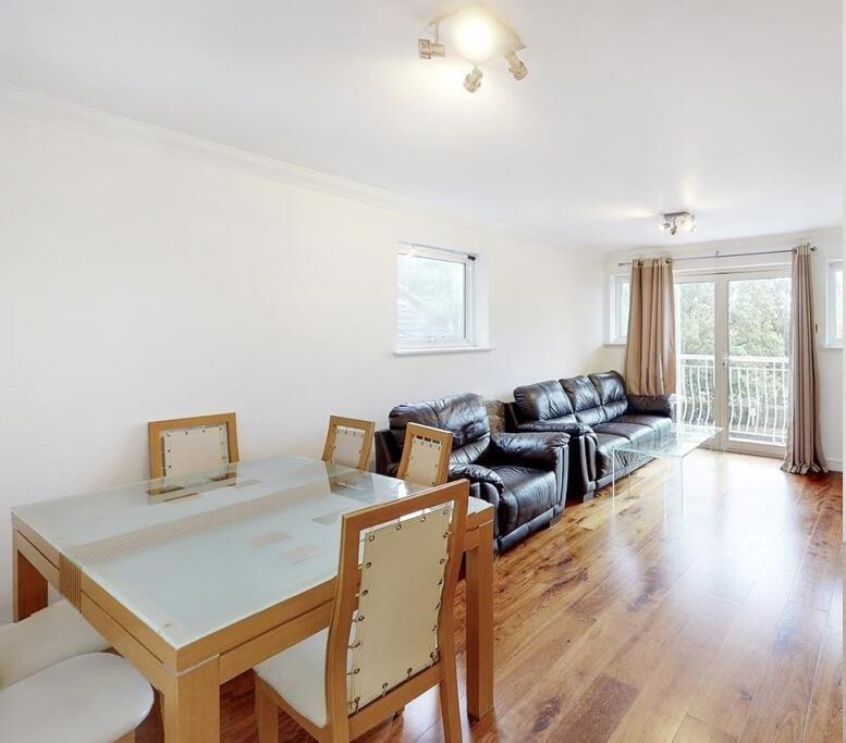 Queens Road, London, NW4 3 bed apartment - £2,750 pcm (£635 pw)