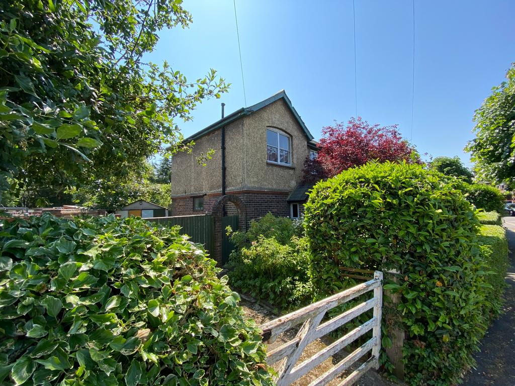 WOKING 3 bed semi-detached house - £425,000