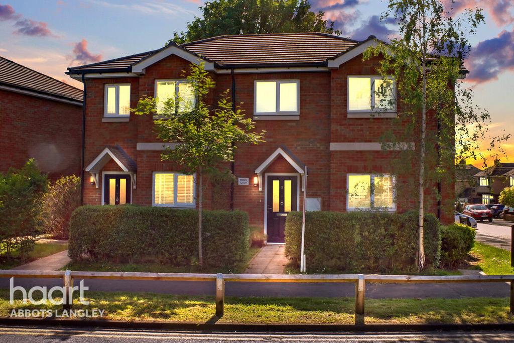 Broomfield Rise, Abbots Langley 2 bed maisonette - £325,000