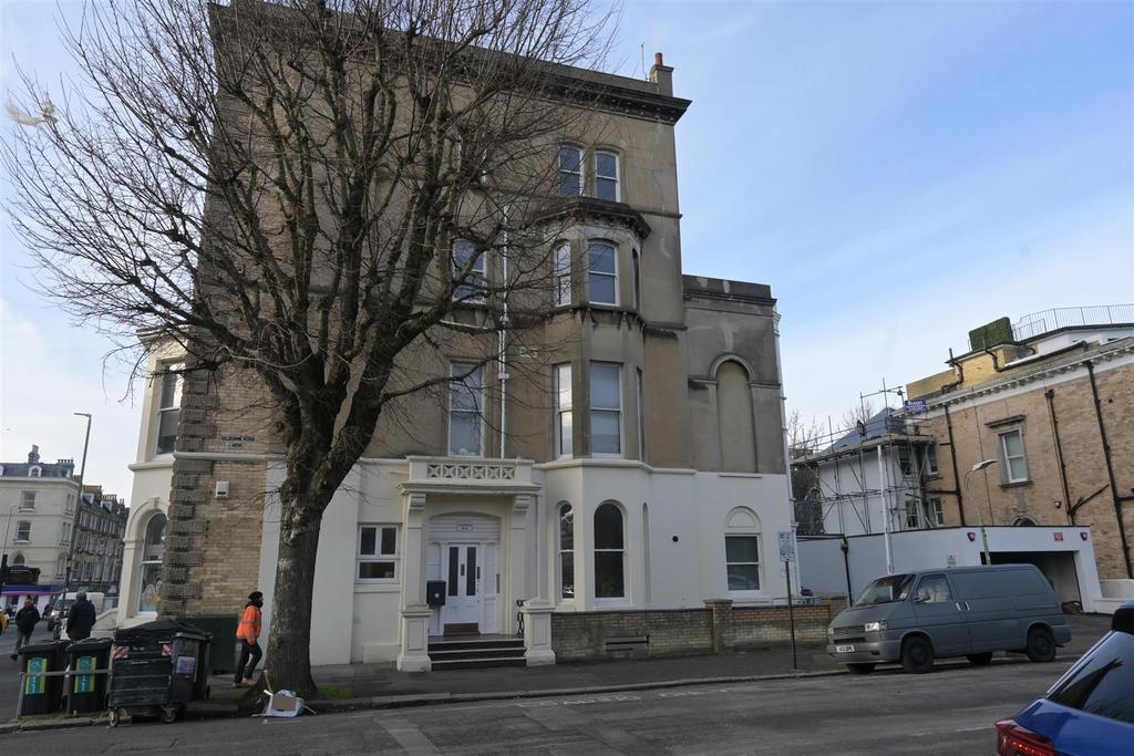Selborne Road, Hove 1 bed flat - £1,100 pcm (£254 pw)