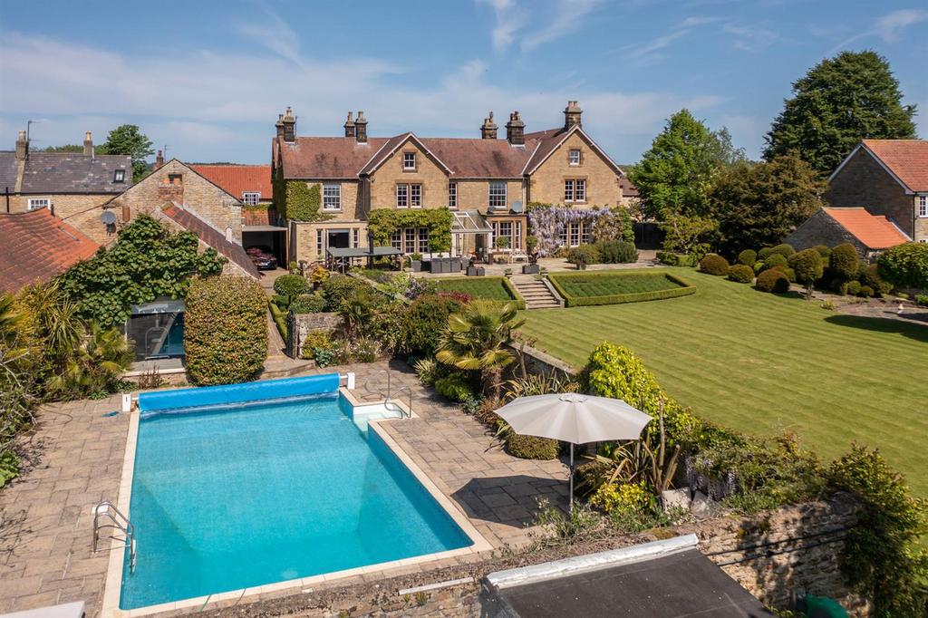 The Manor House, Hutton Buscel, North Yorkshire 7 bed house - £1,750,000