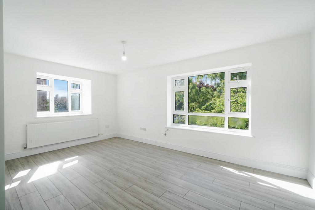 Hutton Court, Victoria Road, Stroud... 3 bed apartment - £3,000 pcm (£ ...