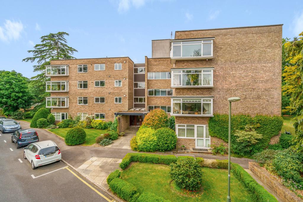 Buckingham Close, Guildford, GU1 3 bed flat - £450,000