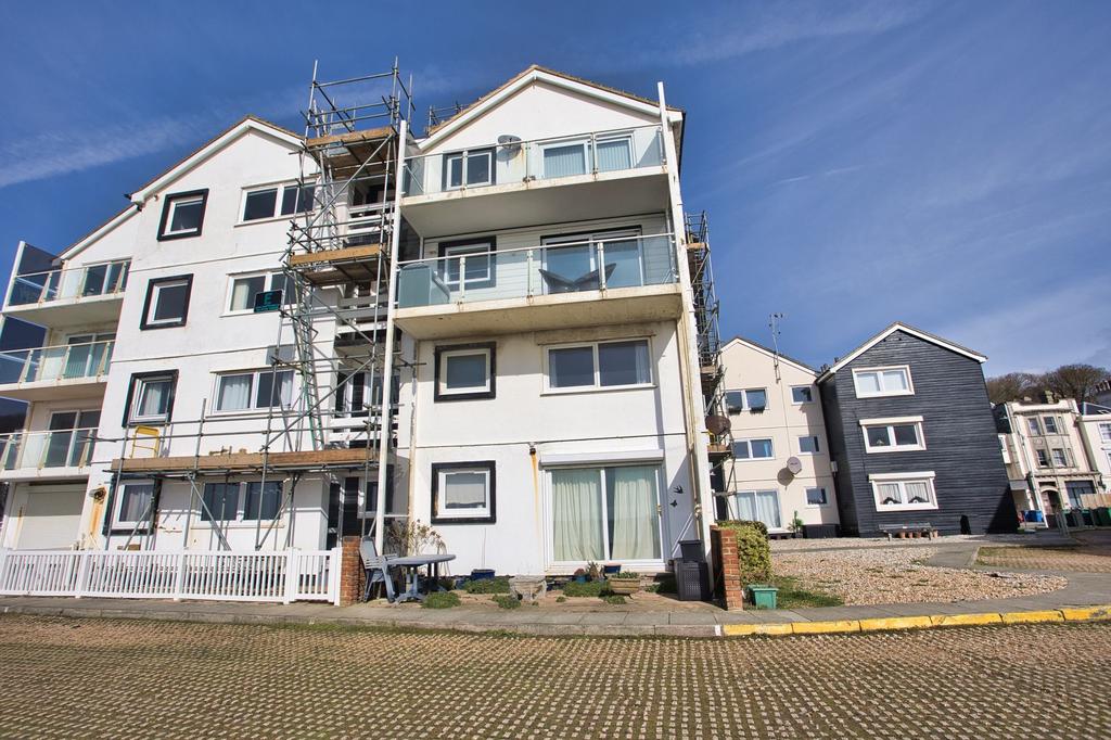 Sandgate High Street, Sandgate, CT20 2 bed ground floor flat - £300,000