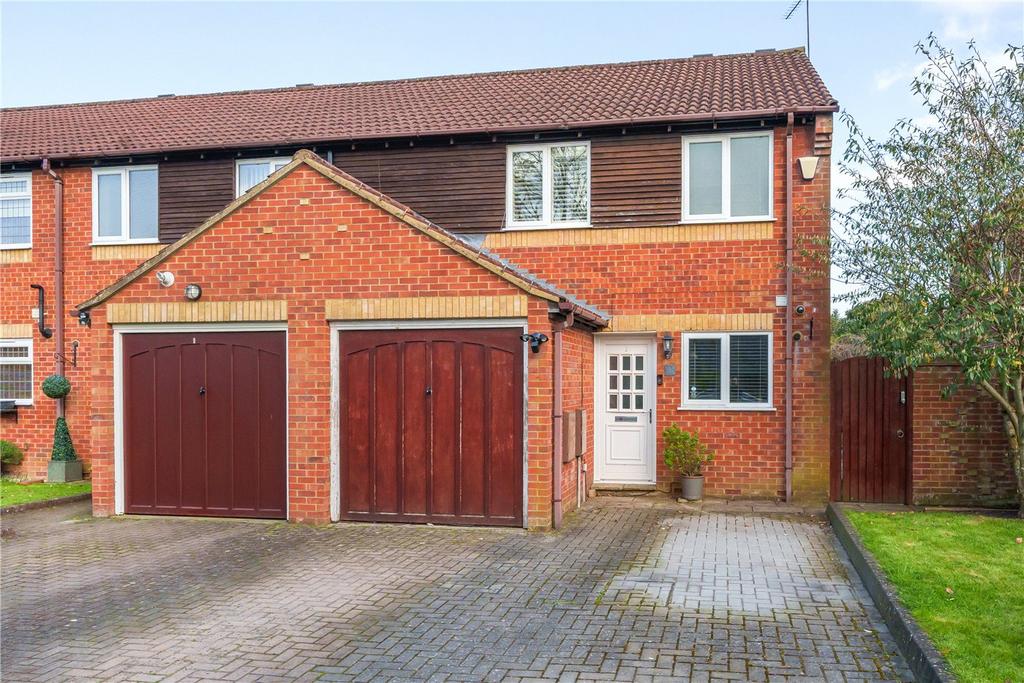 The Mulberries, Farnham, Surrey, GU9 3 bed end of terrace house - £ ...