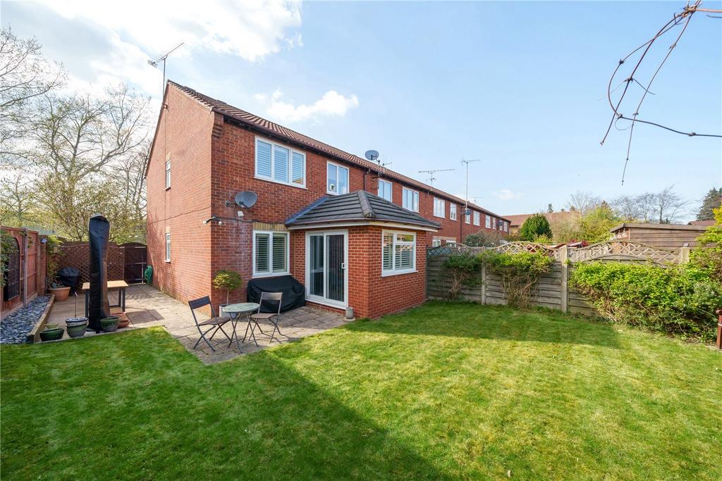 The Mulberries, Farnham, Surrey, GU9 3 bed end of terrace house - £ ...