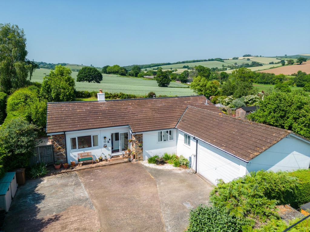 Shobrooke Village, Crediton, EX17 4 bed detached bungalow for sale - £ ...
