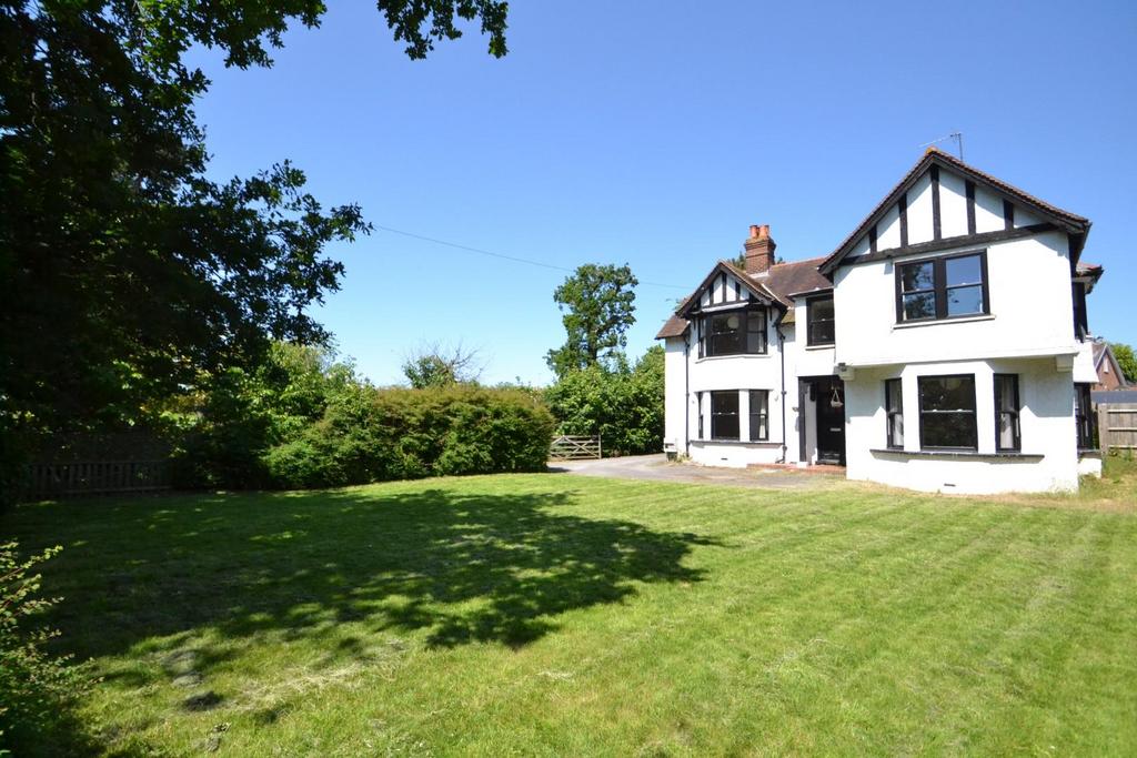 Plashes Drive, Buntingford, SG9 9JX 4 bed detached house - £895,000