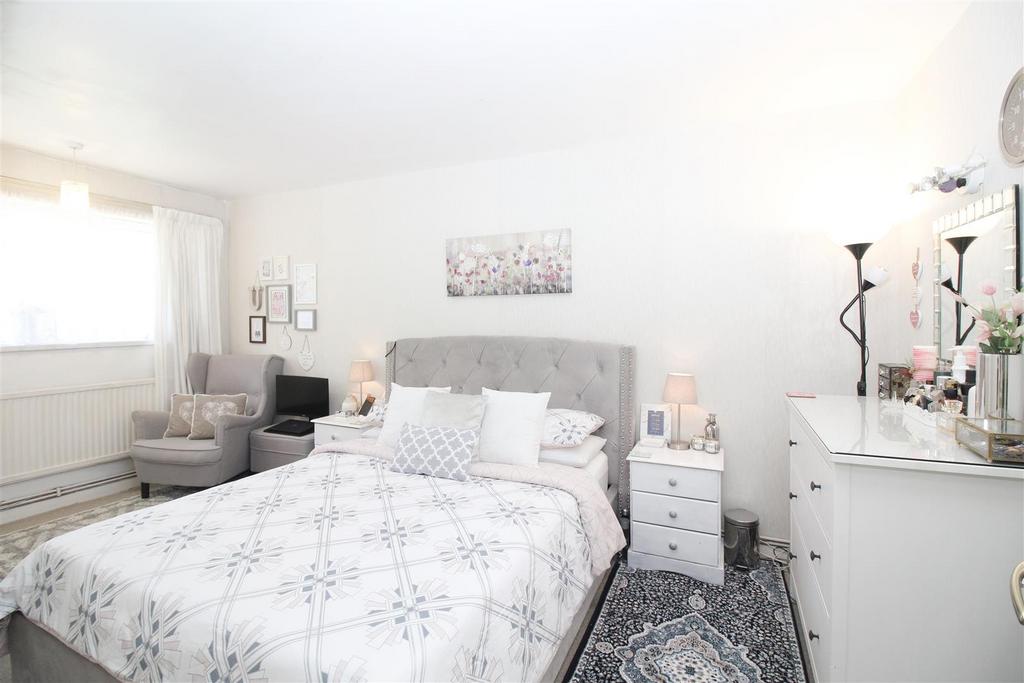 Leyton Grange, London 3 bed flat for sale - £400,000