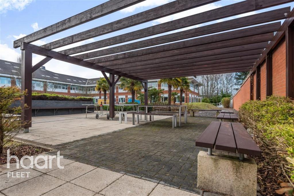 Unity Place 2 bed flat - £1,300 pcm (£300 pw)