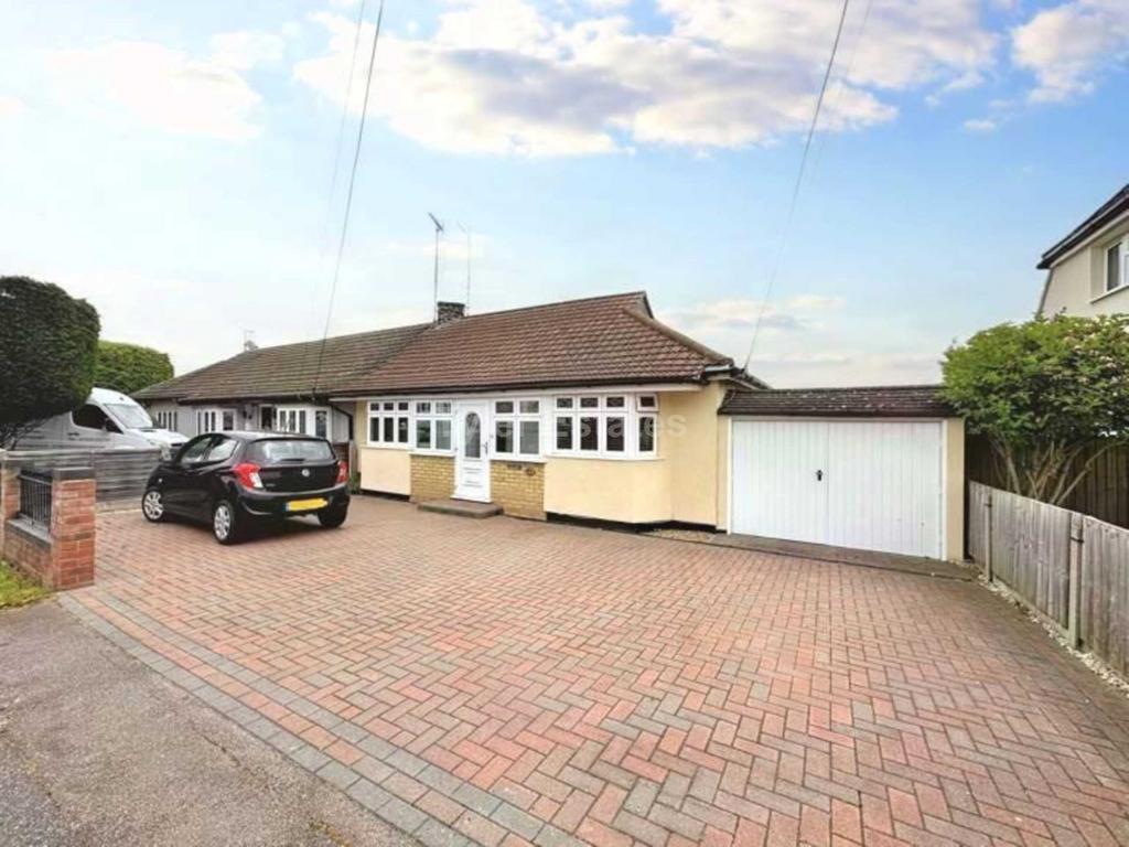 Kings Road, Basildon SS15 2 bed semi-detached bungalow - £400,000
