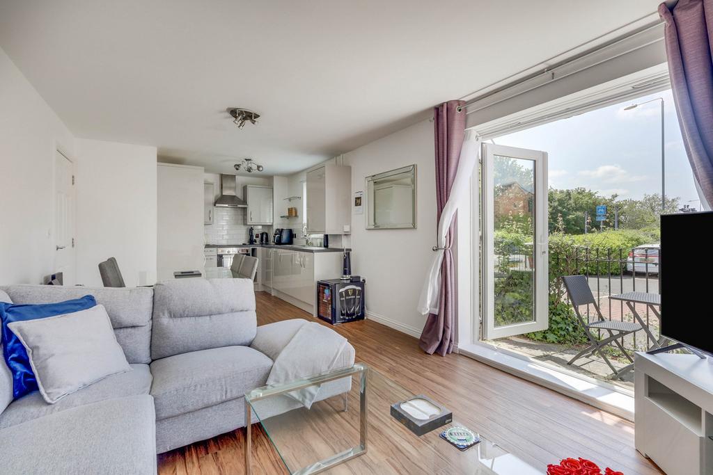 Crosse Courts, Basildon, SS15 2 bed flat - £230,000