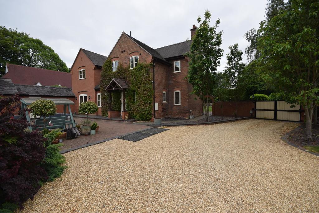 Forge Farm, Stafford Road 4 bed detached house - £2,200 pcm (£508 pw)