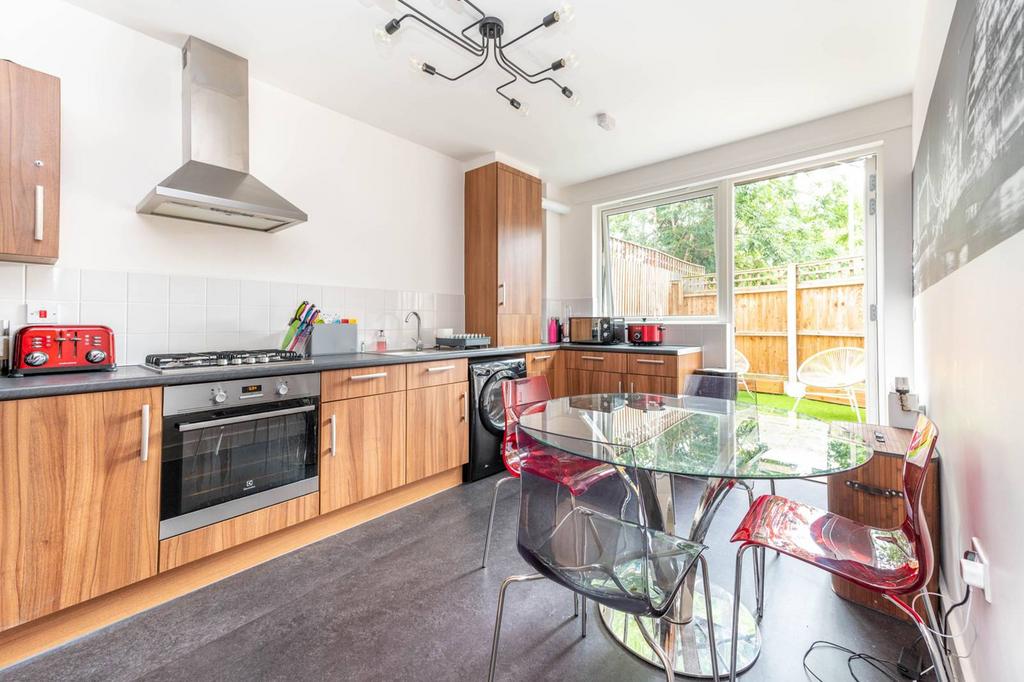Valentina Avenue, Colindale, London, NW9 2 bed flat - £360,000